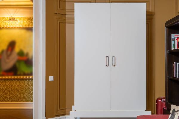 Cerniere dei mobili che cigolano con il caldo: cause legate a umidità e ...